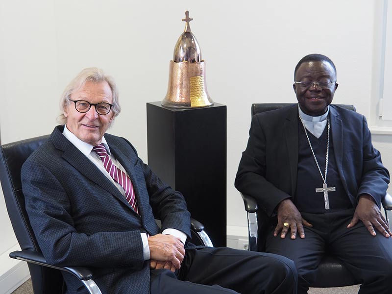 Der Bischof fährt mit dem Traktor - The Life To Share